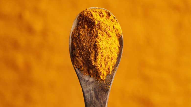 The Science Behind Why Turmeric Stains Everything (And How To Remove ...