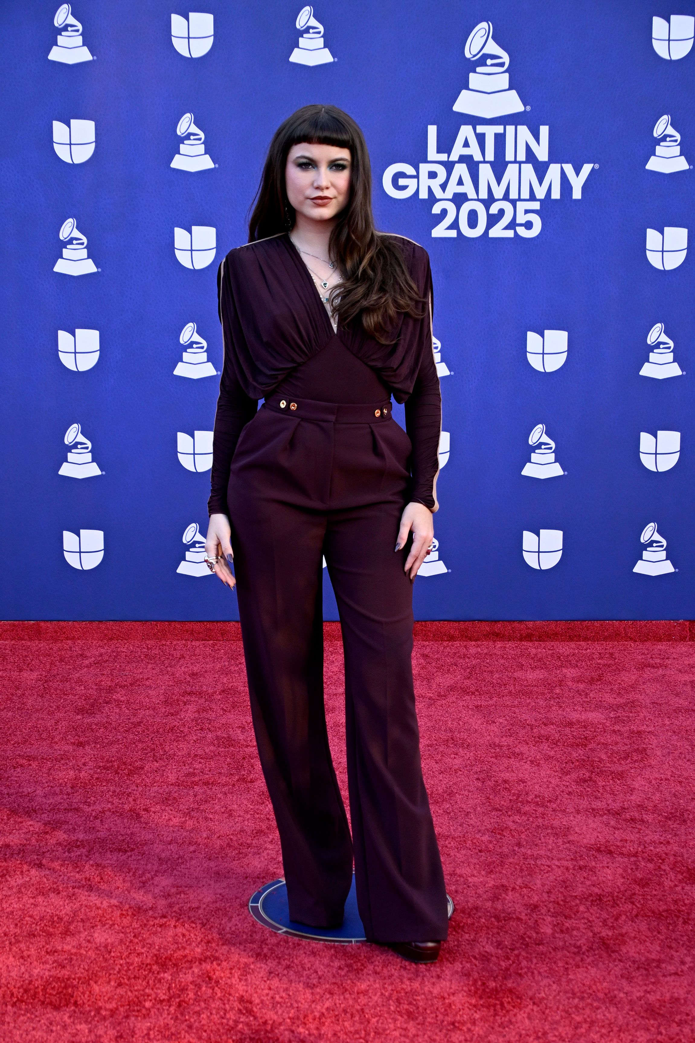 Carlos Rivera y Cynthia Rodríguez brillaron con traje sastre y vestido ...