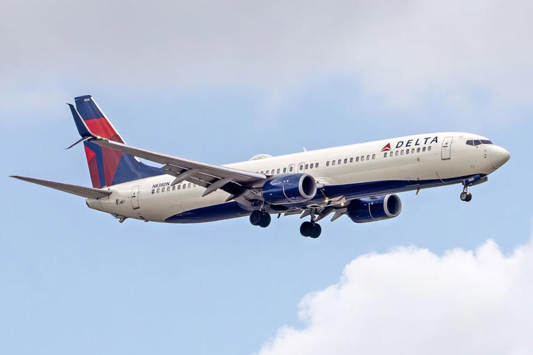 Delta to eliminate all food and beverage service on 450 daily flights