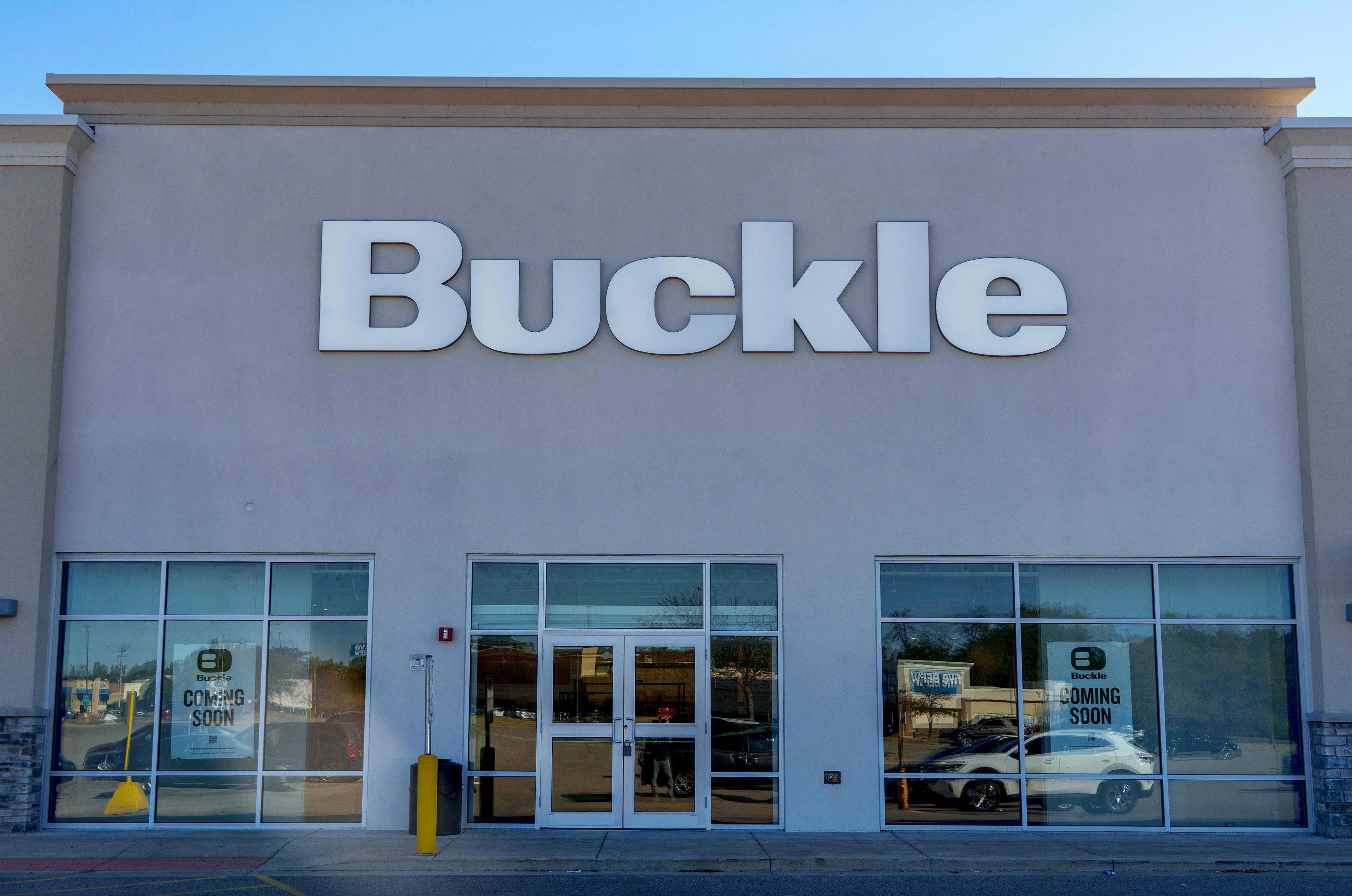 National clothing store completes move to Peoria shopping center