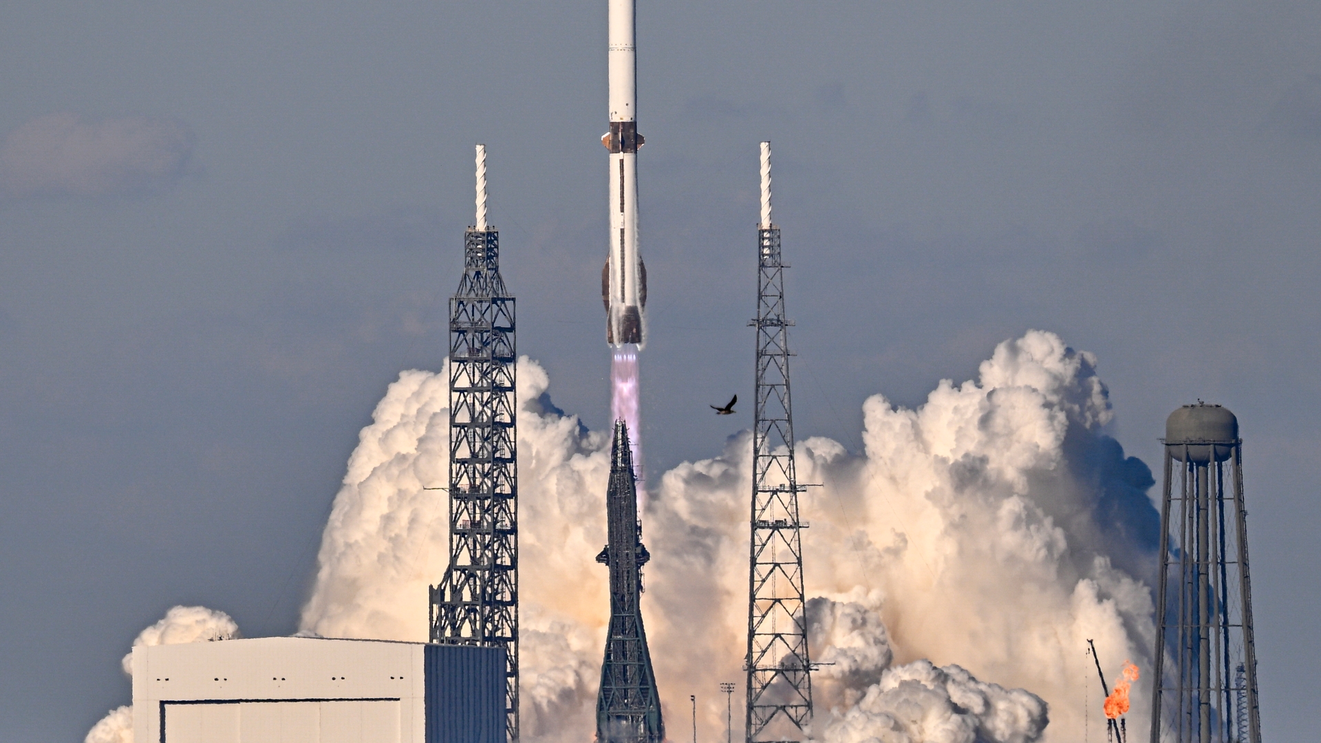 Blue Origin launches New Glenn rocket with NASA