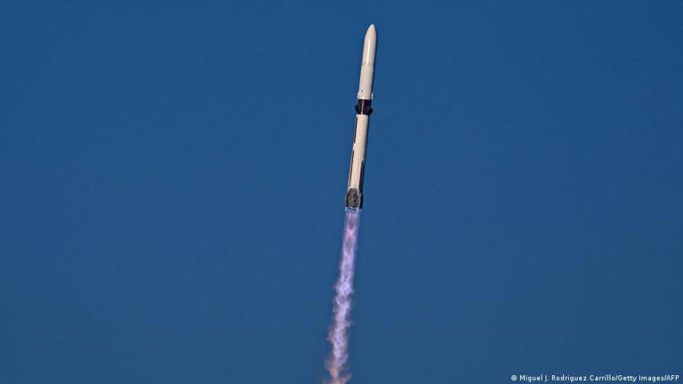 Blue Origin launches rocket carrying NASA Mars spacecraft