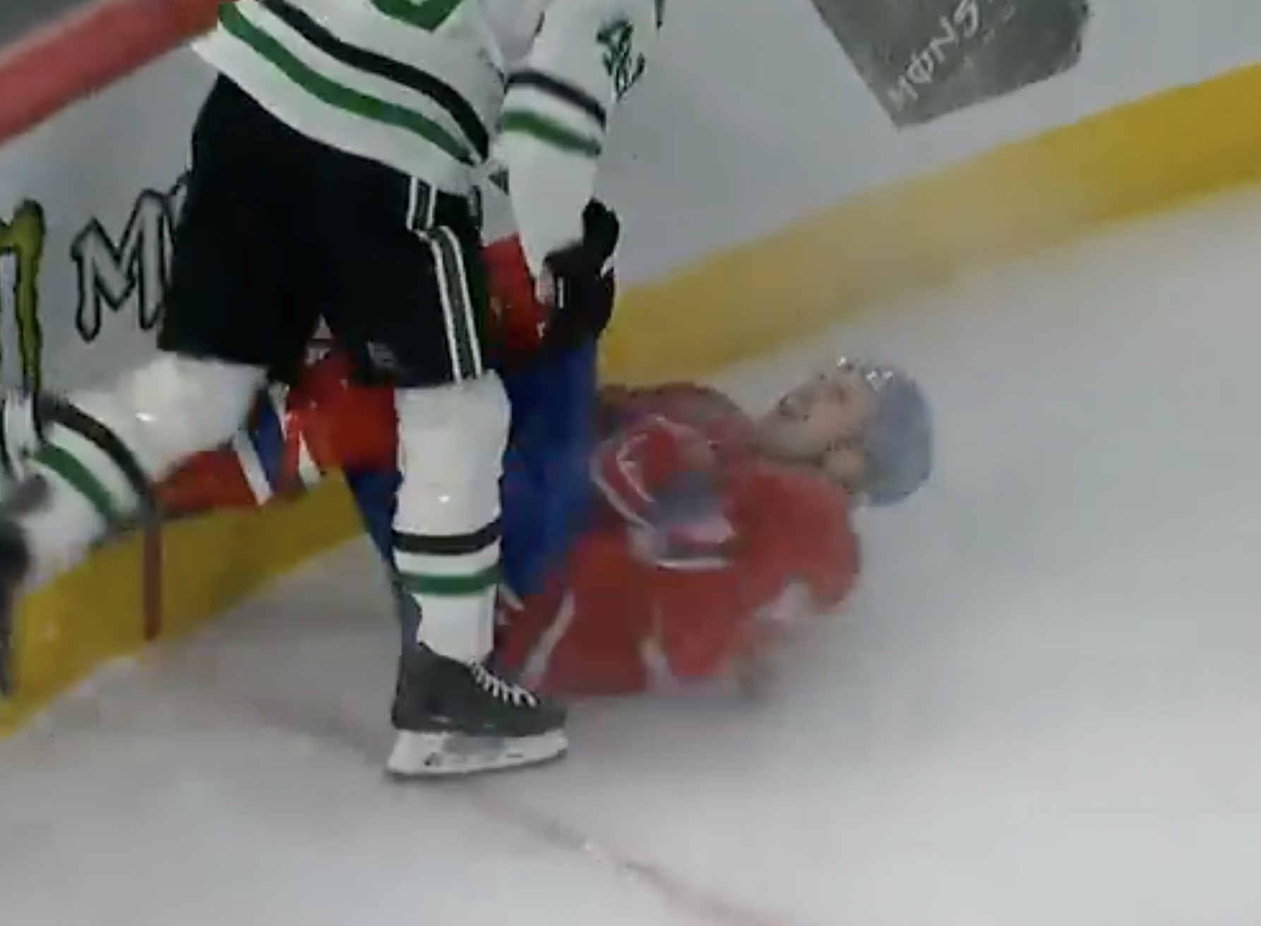 Alex Newhook quitte et est incapable de mettre du poids sur sa jambe