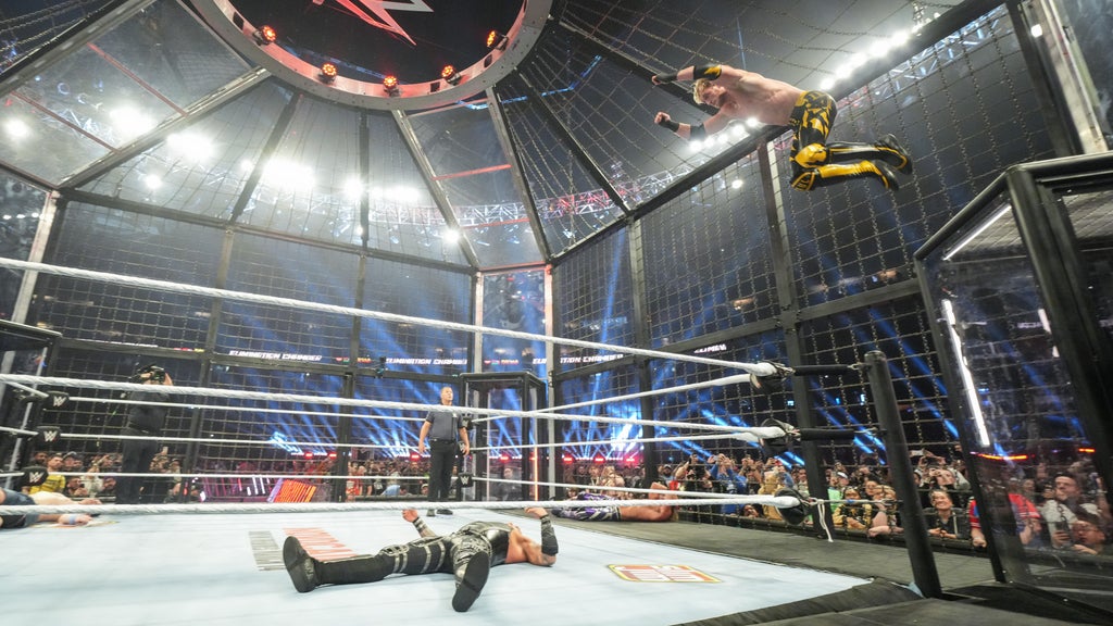 WWE bringing Elimination Chamber to Chicago at the United Center in ...