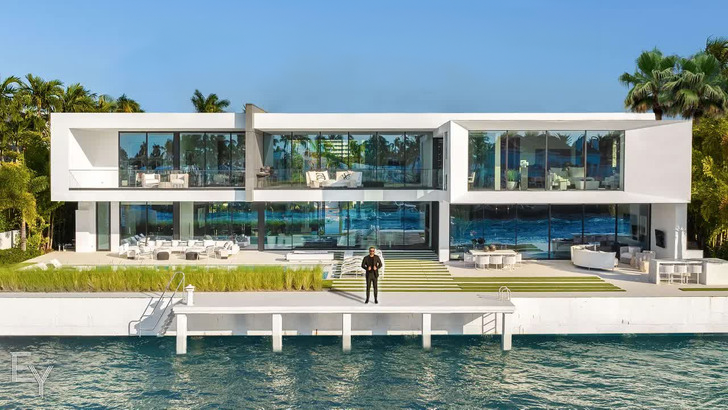 Inside a $25 Million Waterfront Home with a Floating Bedroom