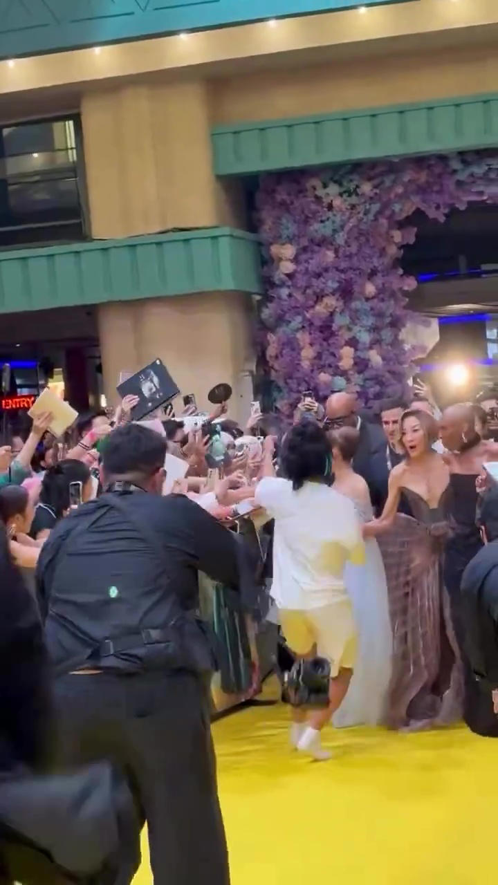 Ariana Grande jumped by fan during ‘Wicked: For Good’ Singapore ...