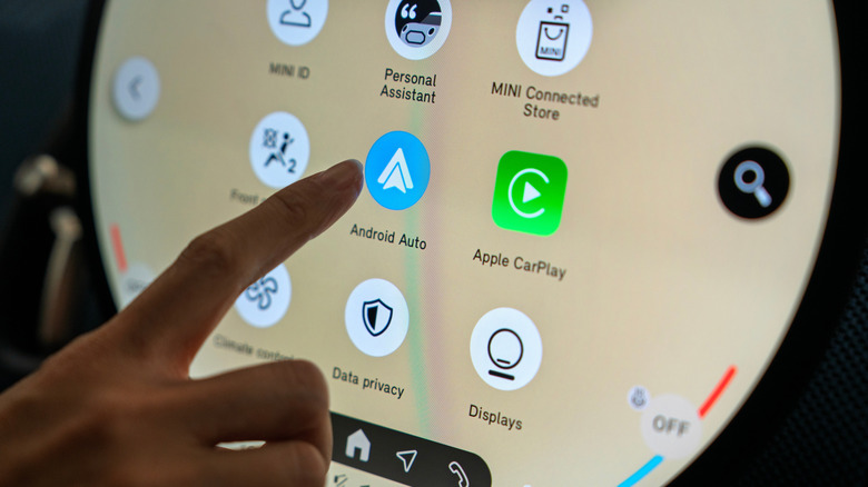 4 Features Android Auto Does Better Than Apple CarPlay