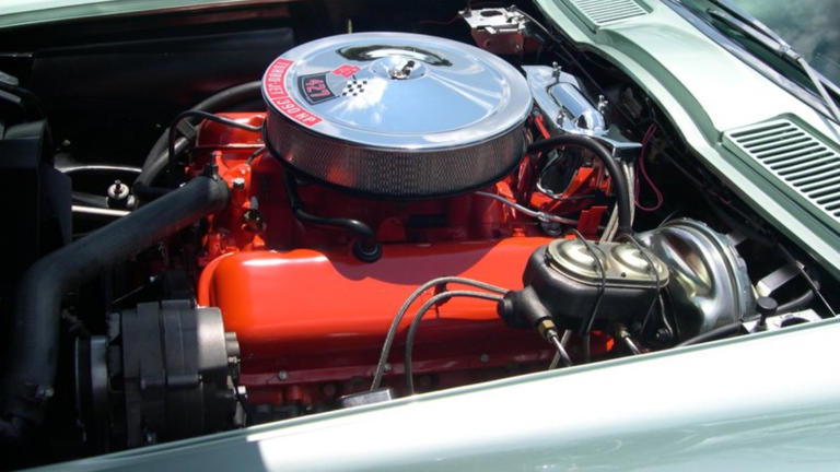 What are the differences between the Chevy 454 and Pontiac 455 V8s