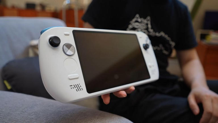 AYANEO mostra il Next II con chip Ryzen AI MAX 300: prime immagini ...