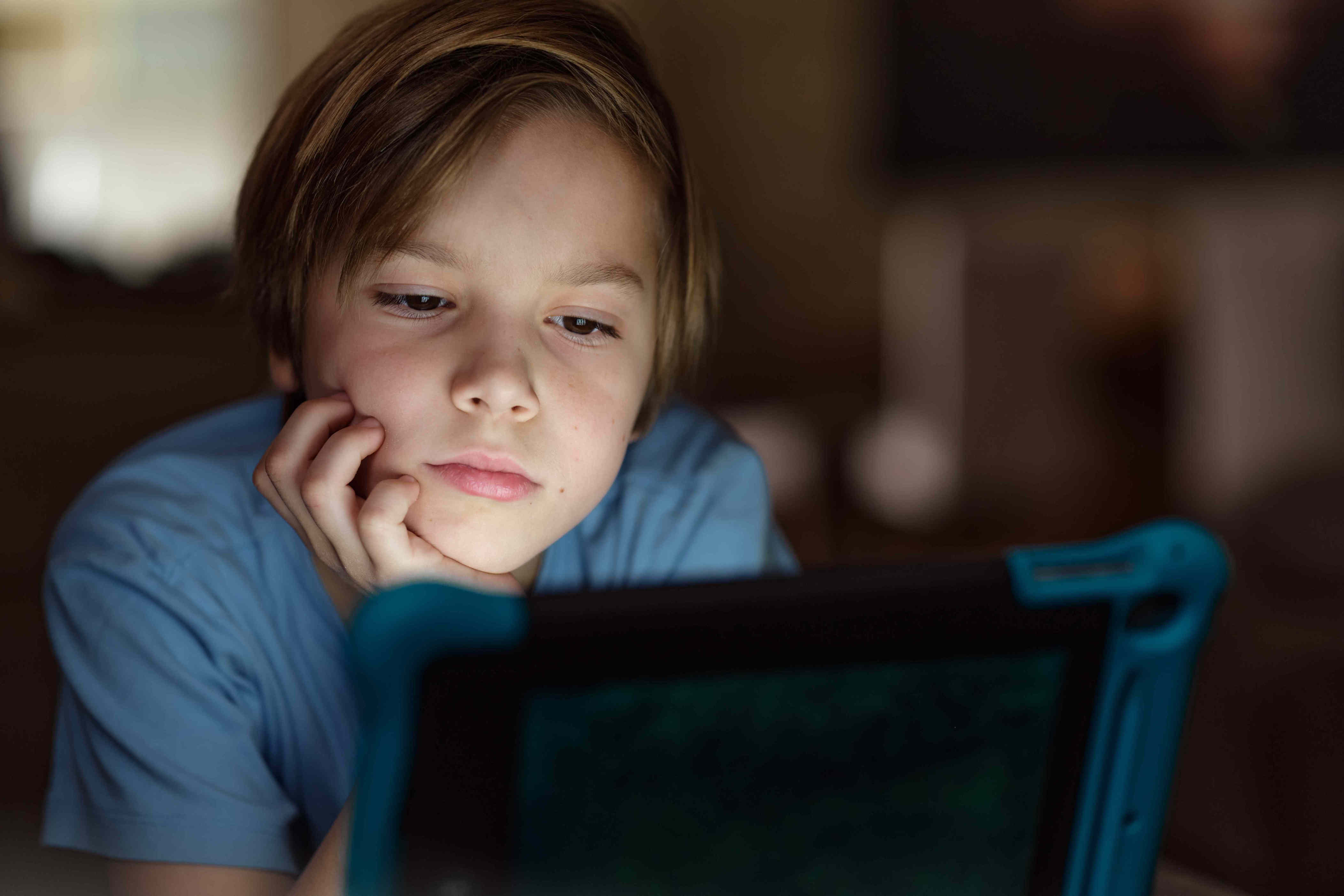 7 Signs Your Kid Has Screen Addiction and What To Do About It