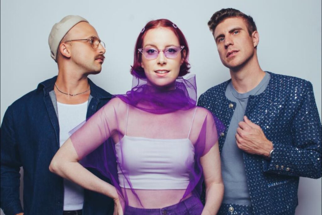 Moonchild Announces New Album 'WAVES,' Shares 'Strong / For Yourself'