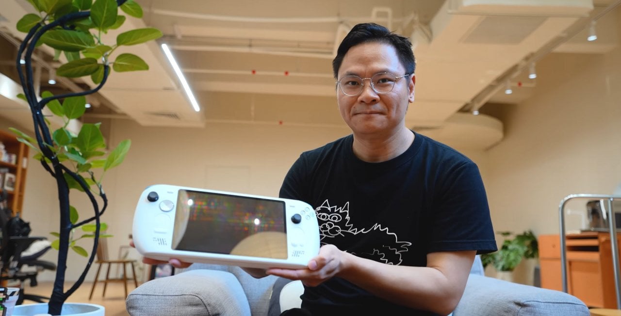 AYANEO mostra il Next II con chip Ryzen AI MAX 300: prime immagini ...