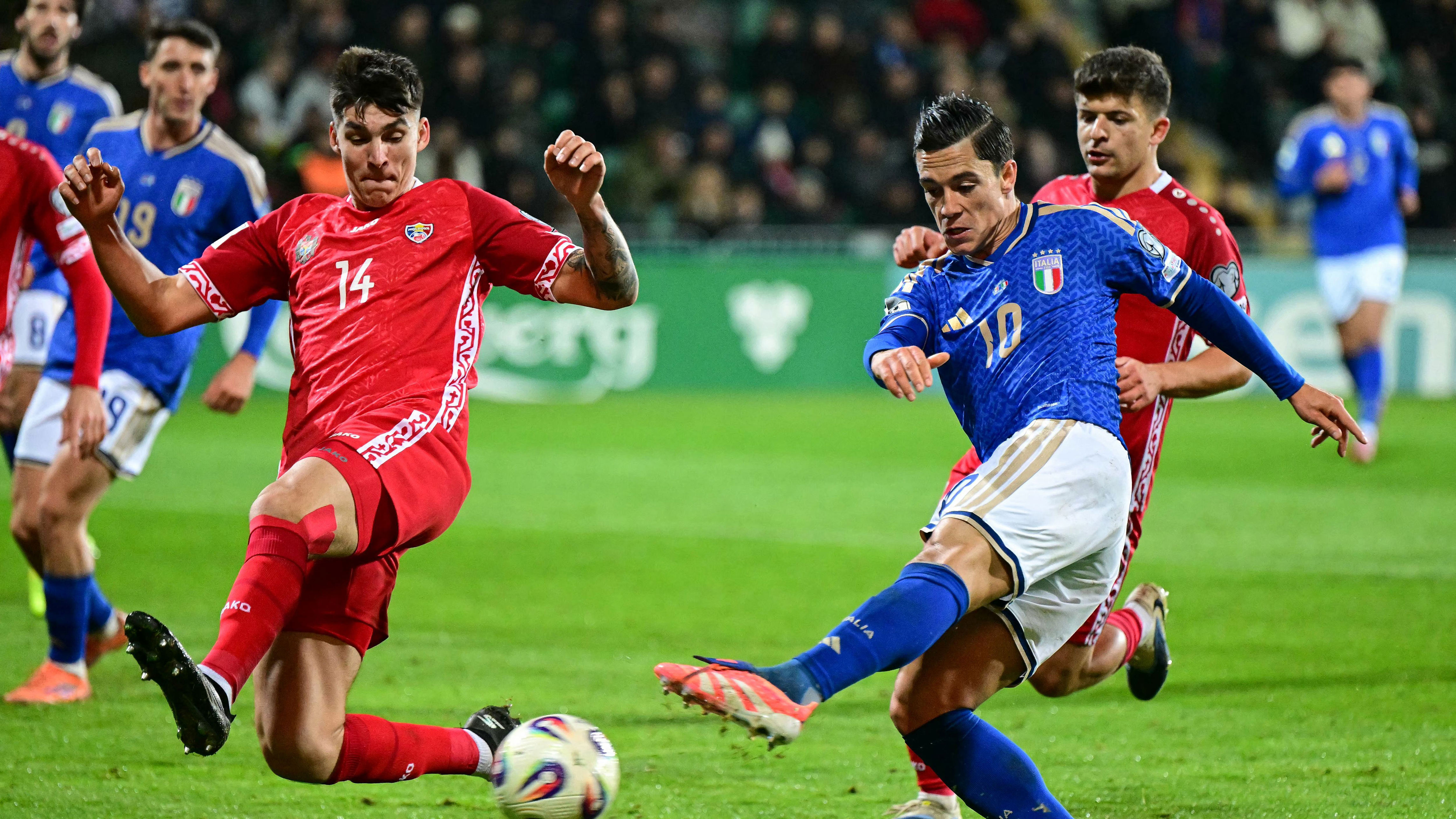 Erbarmelijk Italië voorkomt heel laat blamage en weet waar het aan toe ...