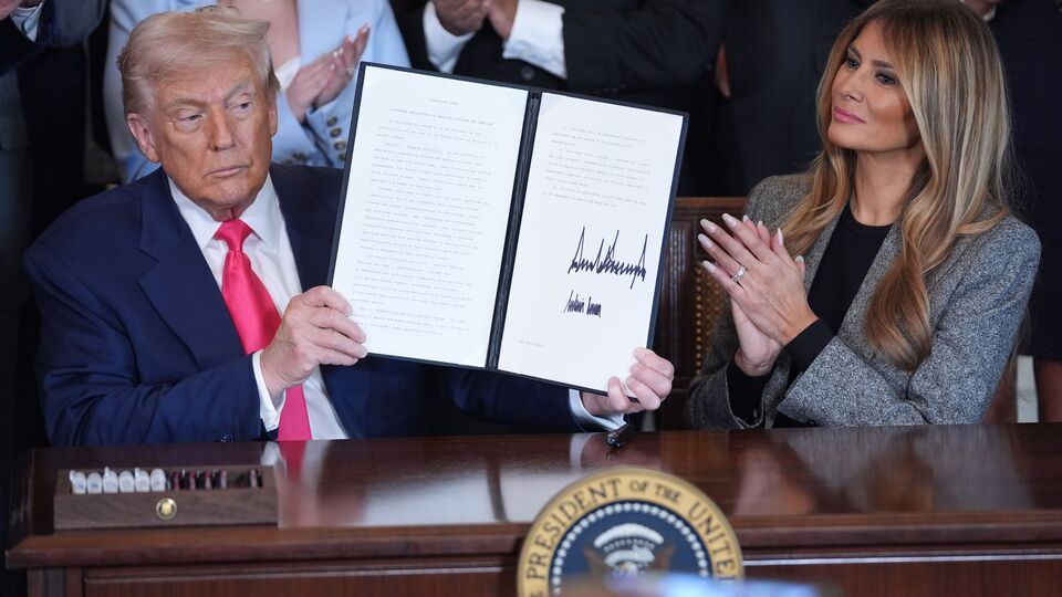 Melania's shoutout to husband Donald Trump as US President signs ...