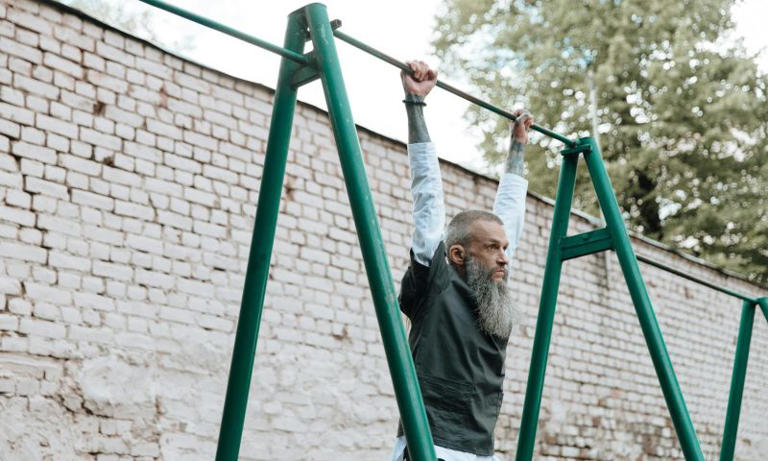 How long can you hang? These dead hang times separate the average from ...