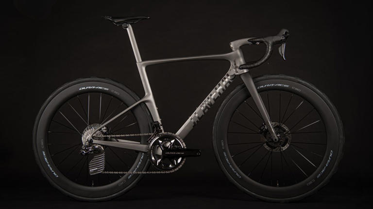 J.Laverack's unveils Speedform and AM64 Carbon at Rouleur live