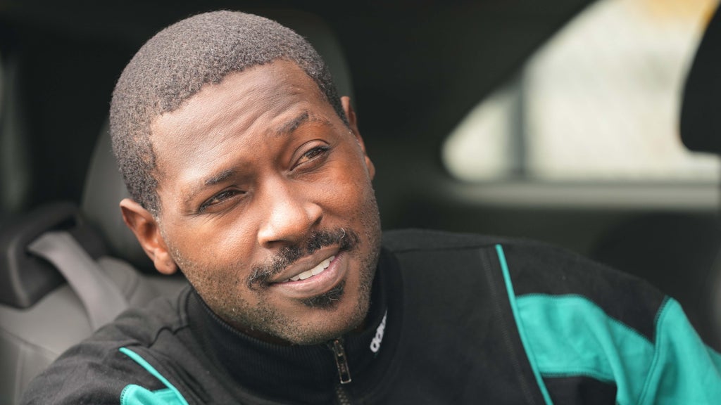 Former NFL star Antonio Brown walks out of Miami jail after posting ...