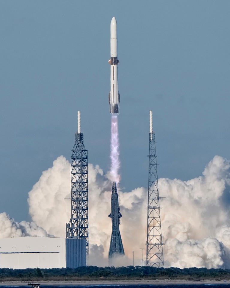 Blue Origin launches huge rocket carrying twin NASA spacecraft to Mars