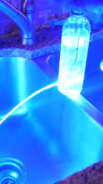 Can water trap light?