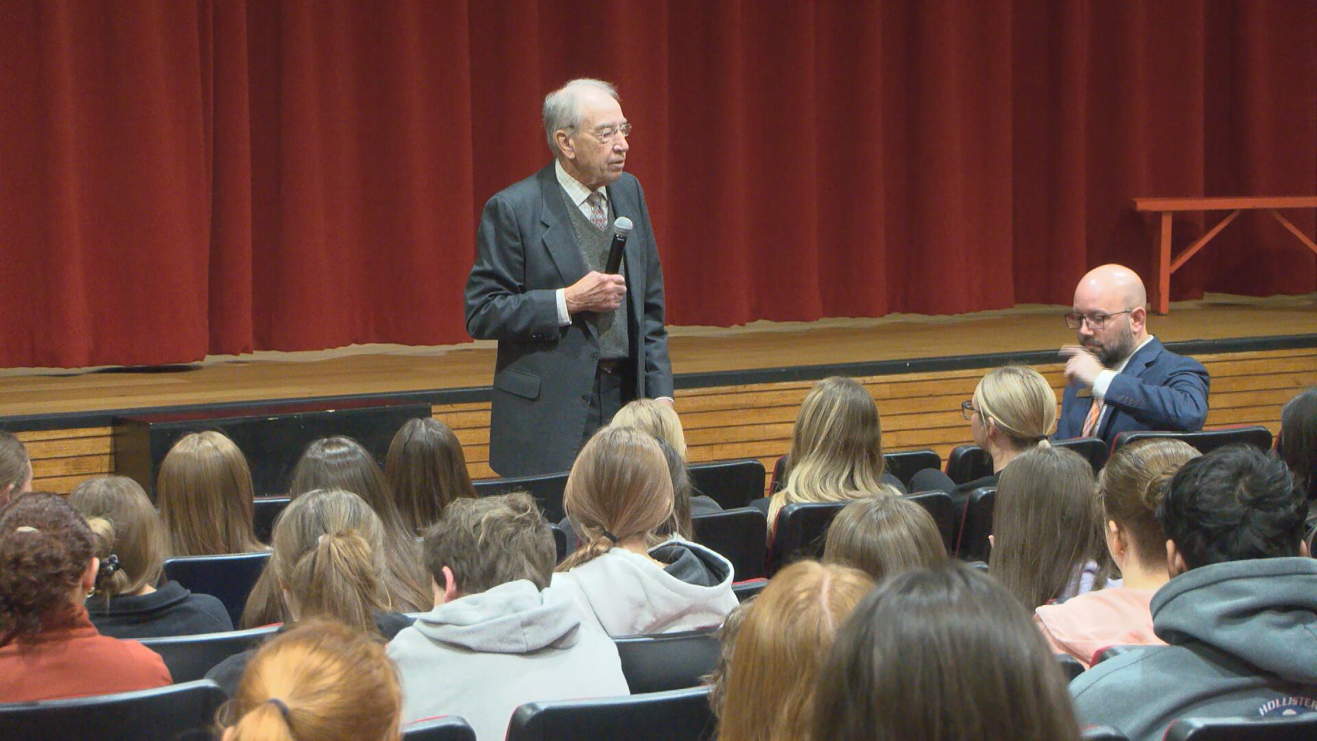 Sen. Chuck Grassley visits Akron-Westfield HS, takes questions from ...