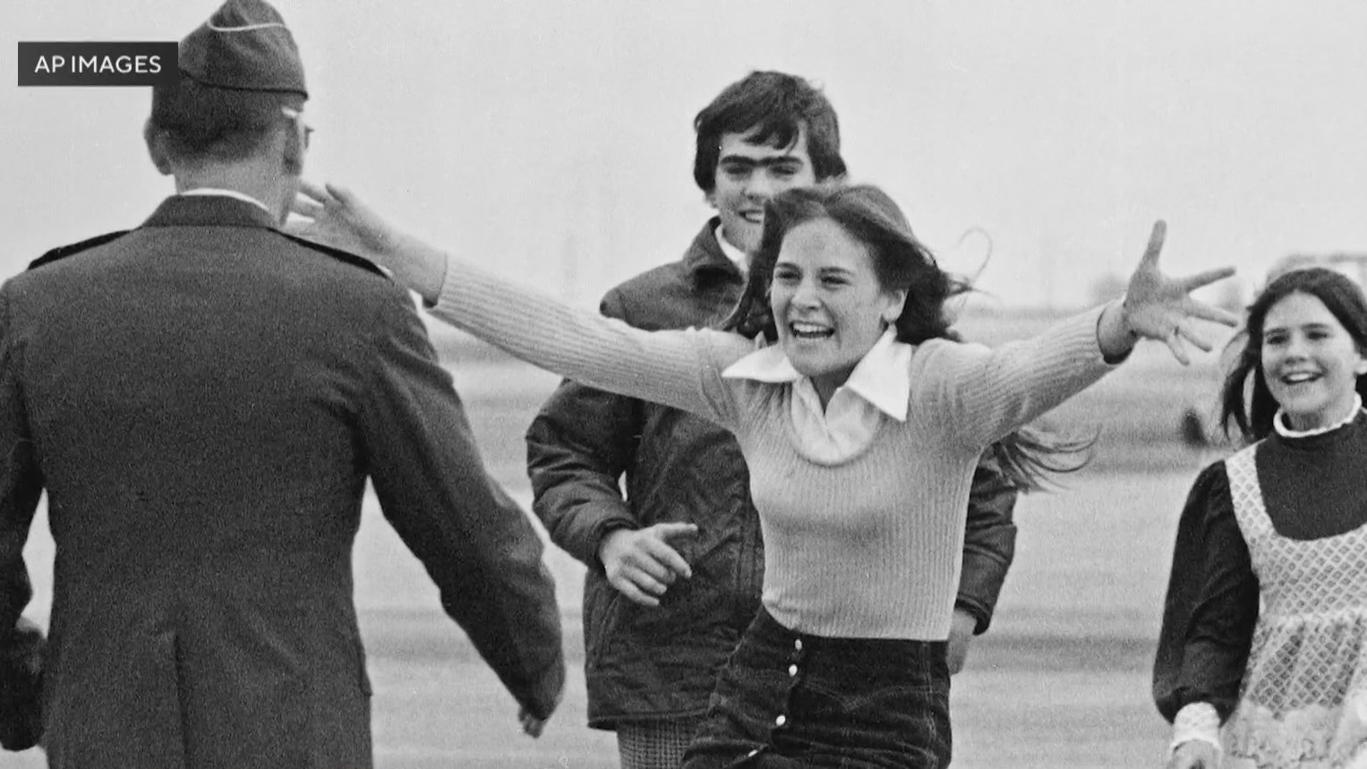 Air Force lieutenant colonel in iconic Vietnam War photo "Burst of Joy ...