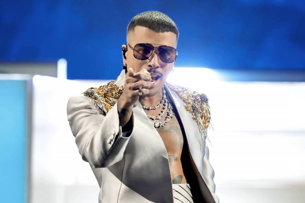 Rauw Alejandro Honors Puerto Rico With ‘Cosa Nuestra' Mash-Up at Latin ...