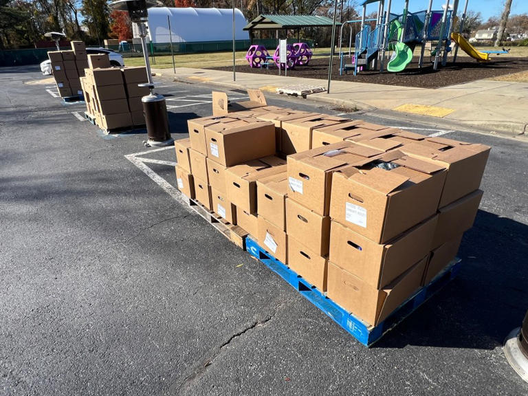 City of Seat Pleasant hands out 200 food boxes to government workers