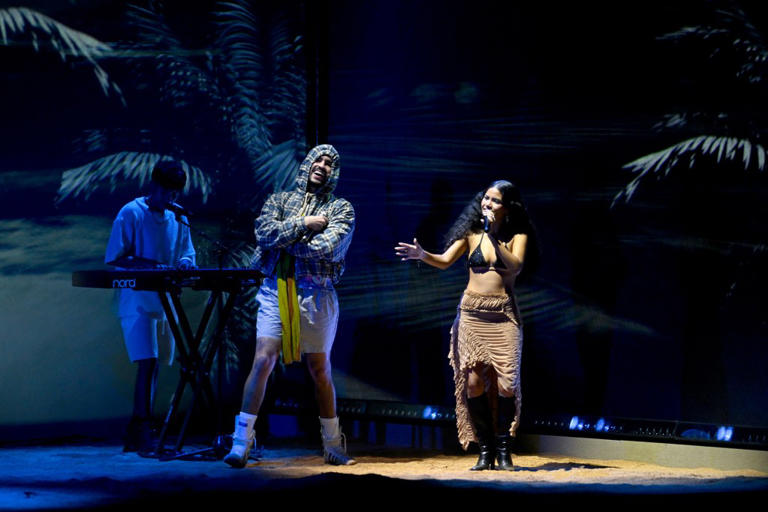 Bad Bunny & Chuwi Deliver Chill Performance of ‘Weltita' at Latin ...