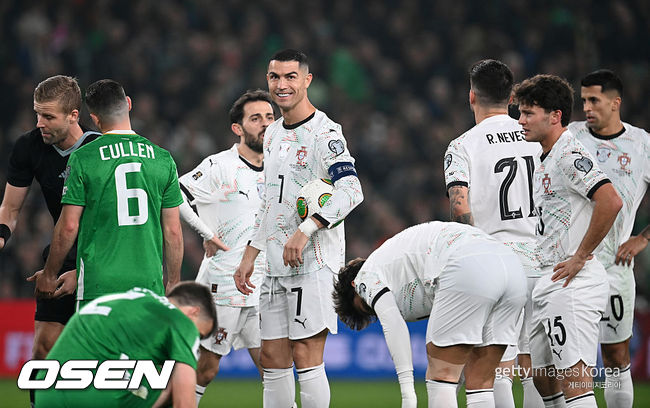 '팔꿈치 가격→비아냥 박수'→226경기 만의 첫 레드카드-눈물 제스처·VAR 퇴장… 40살 호날두의 최악의 하루