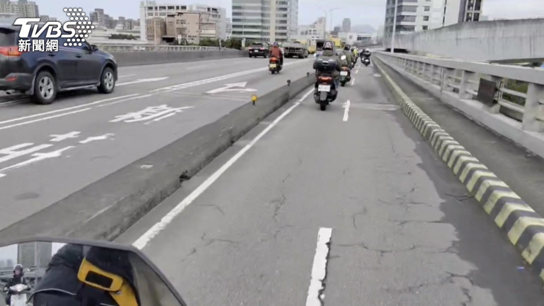 新北大漢橋好塞好擠 近1年194件事故 預計「拆除分隔島」
