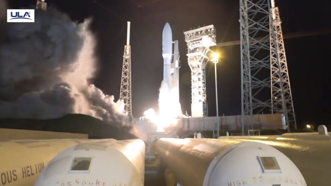 Atlas V rocket launches huge communications satellite to orbit