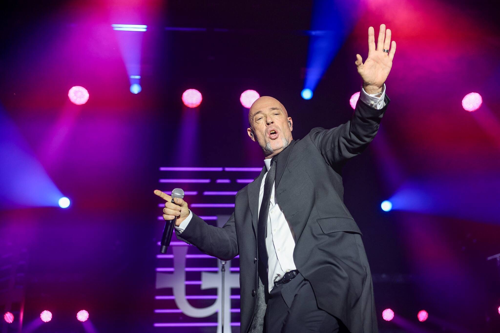 Unheilig-Comeback in Leipzig mit Schreck: Der Graf stürzt kopfüber von ...