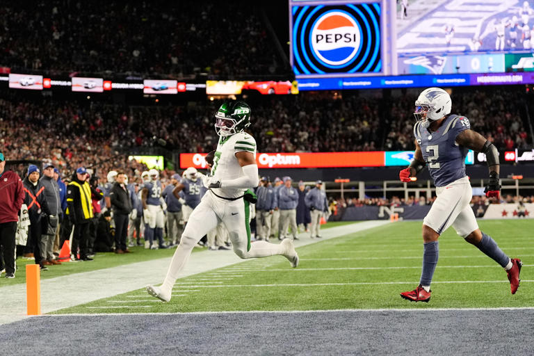 Fields runs for an early score before Jets' quarterback problems ...