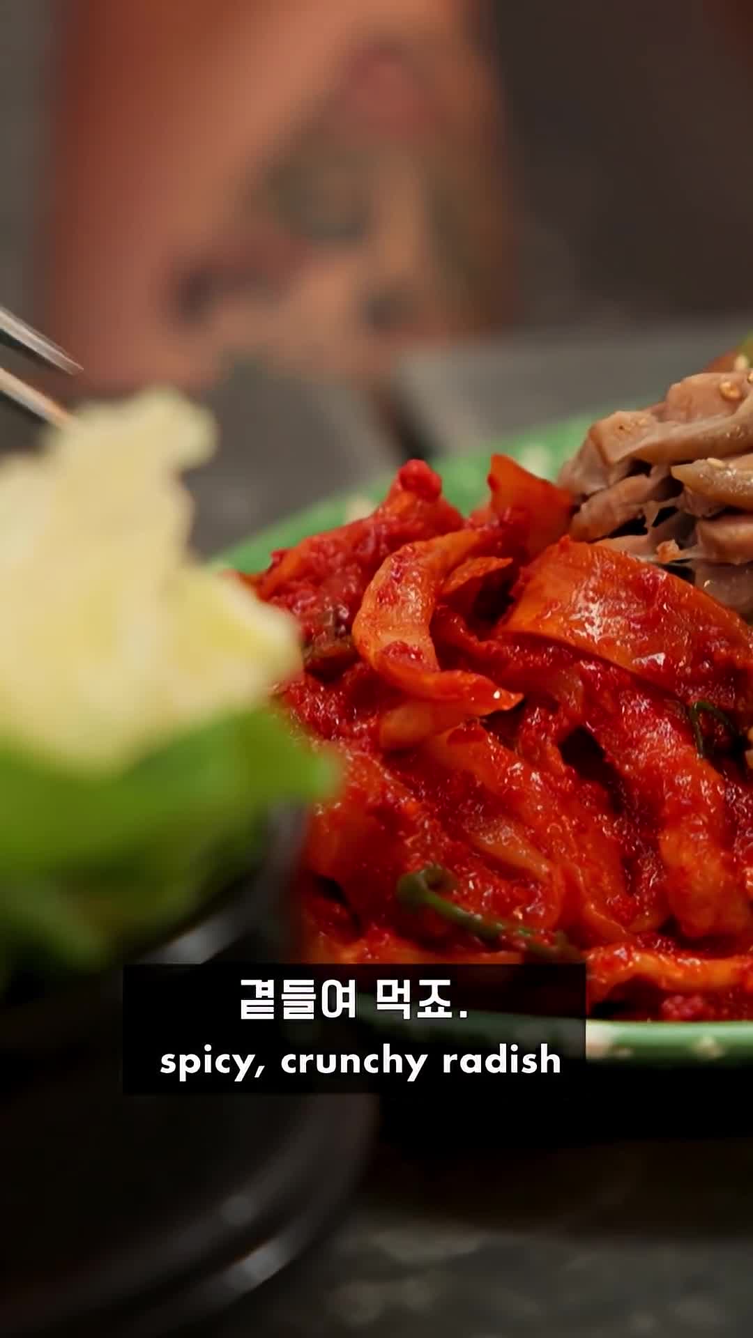 British chefs try Korean pig's feet 🐽