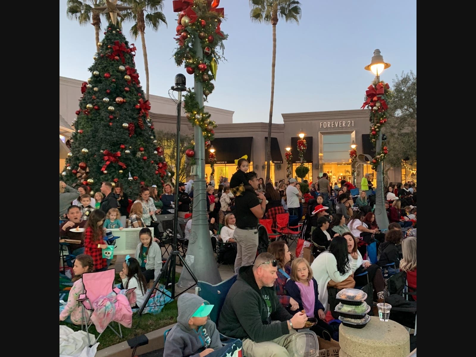 Christmas Tree Lighting This Weekend 'Rain Or Shine' At Promenade ...
