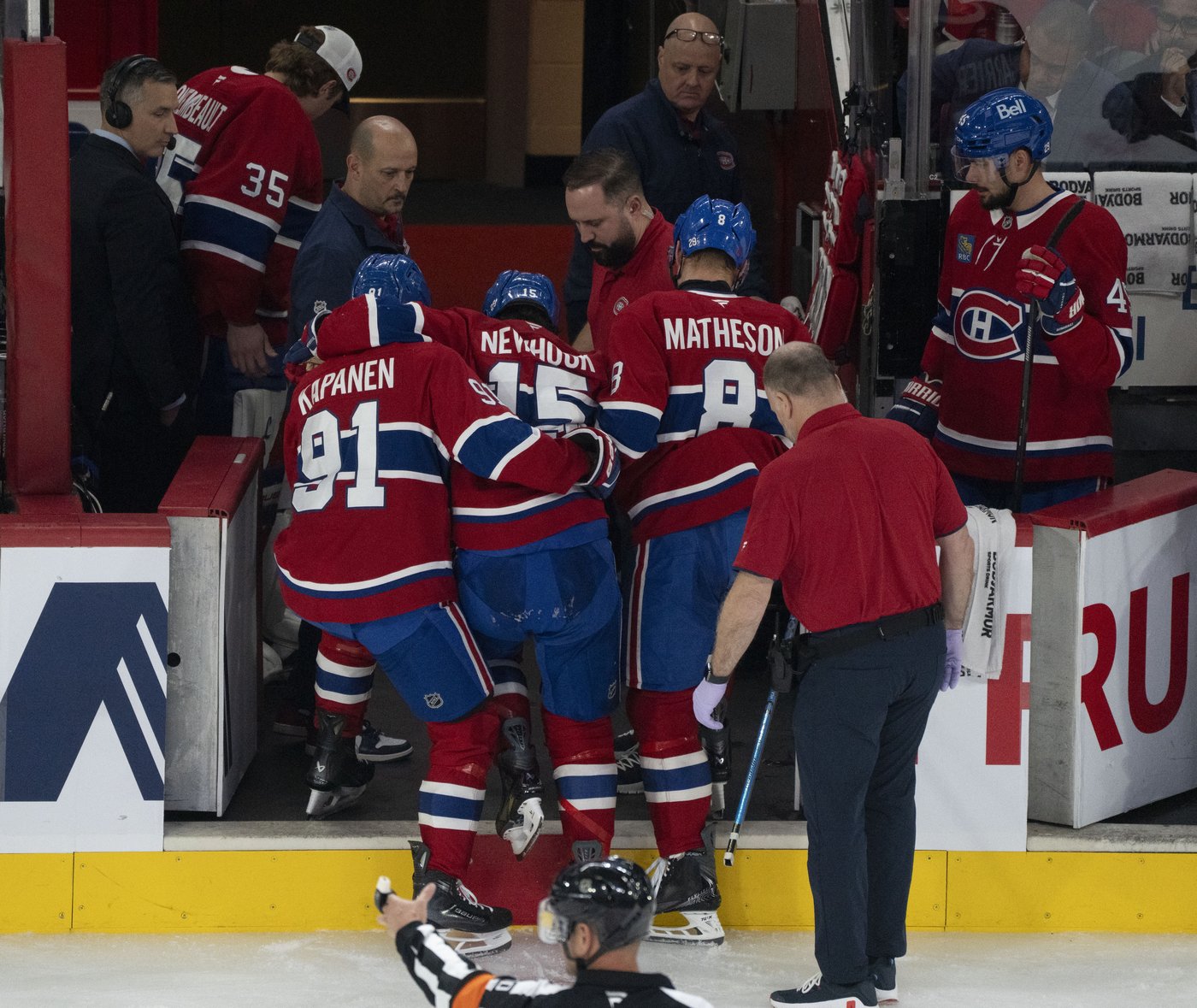 Montreal Canadiens forward Alex Newhook exits with injury vs. Stars