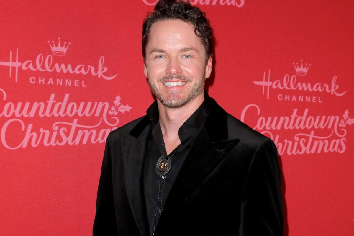 Hallmark Star Leaves Fan Cruise Early Due to 'Family Emergency'