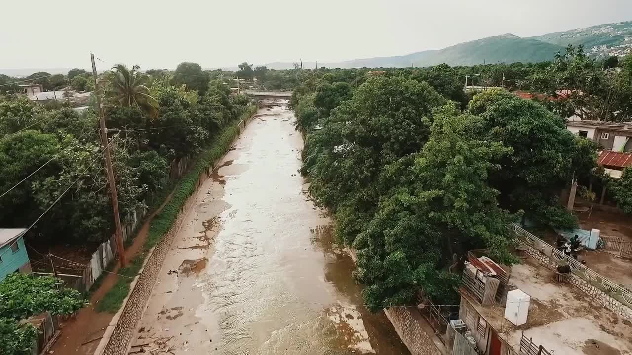 Kingston, Jamaïque : Survol de la capitale caribéenne par un drone