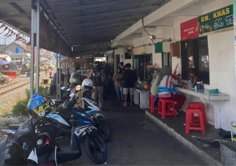 3 Kuliner Legendaris dan Viral Garut: Dari Soto H. Ahri 1943 hingga RM ...