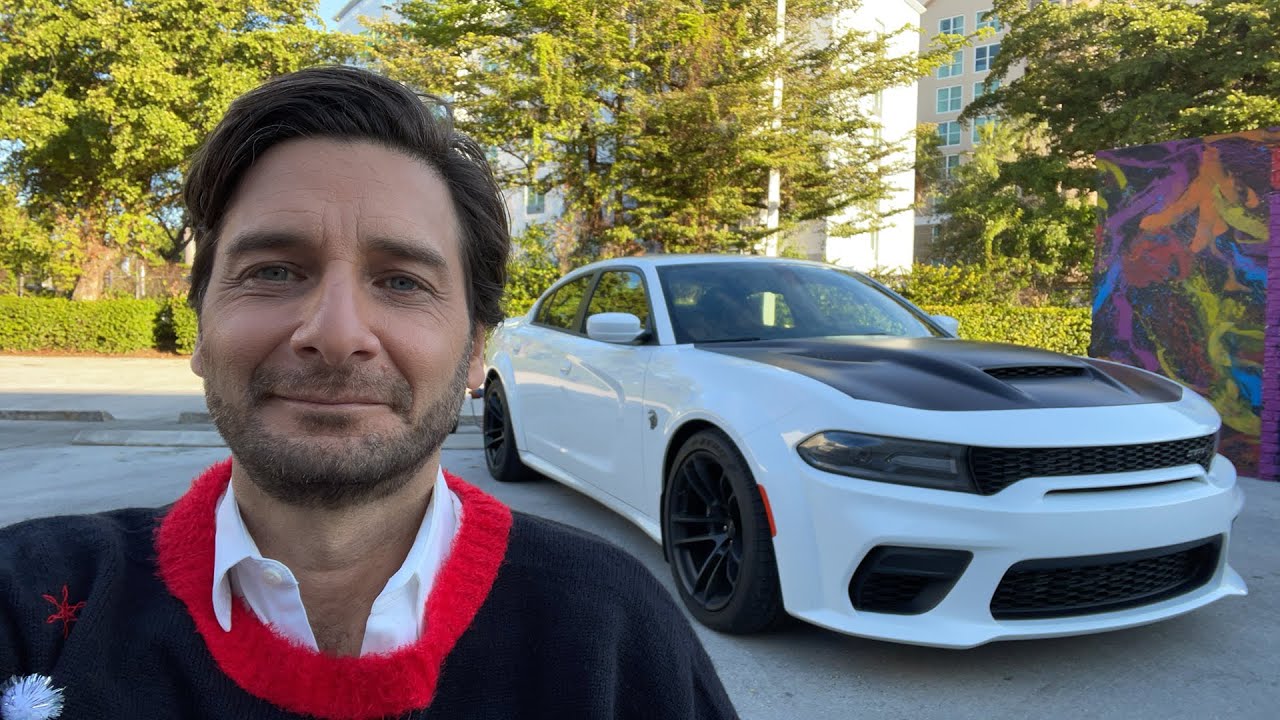 Dodge Charger SRT Hellcat Redeye 2021... y un café