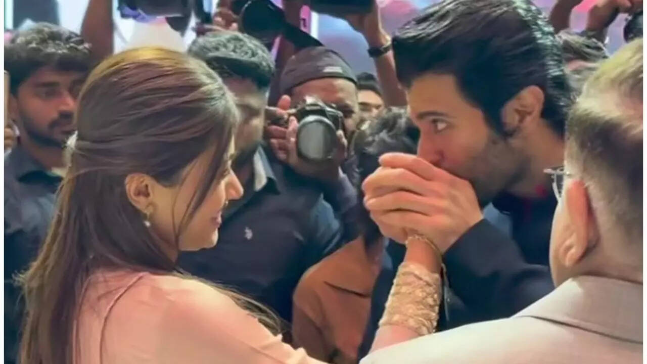 Finally official? Vijay Deverakonda & Rashmika Mandanna go public with PDA