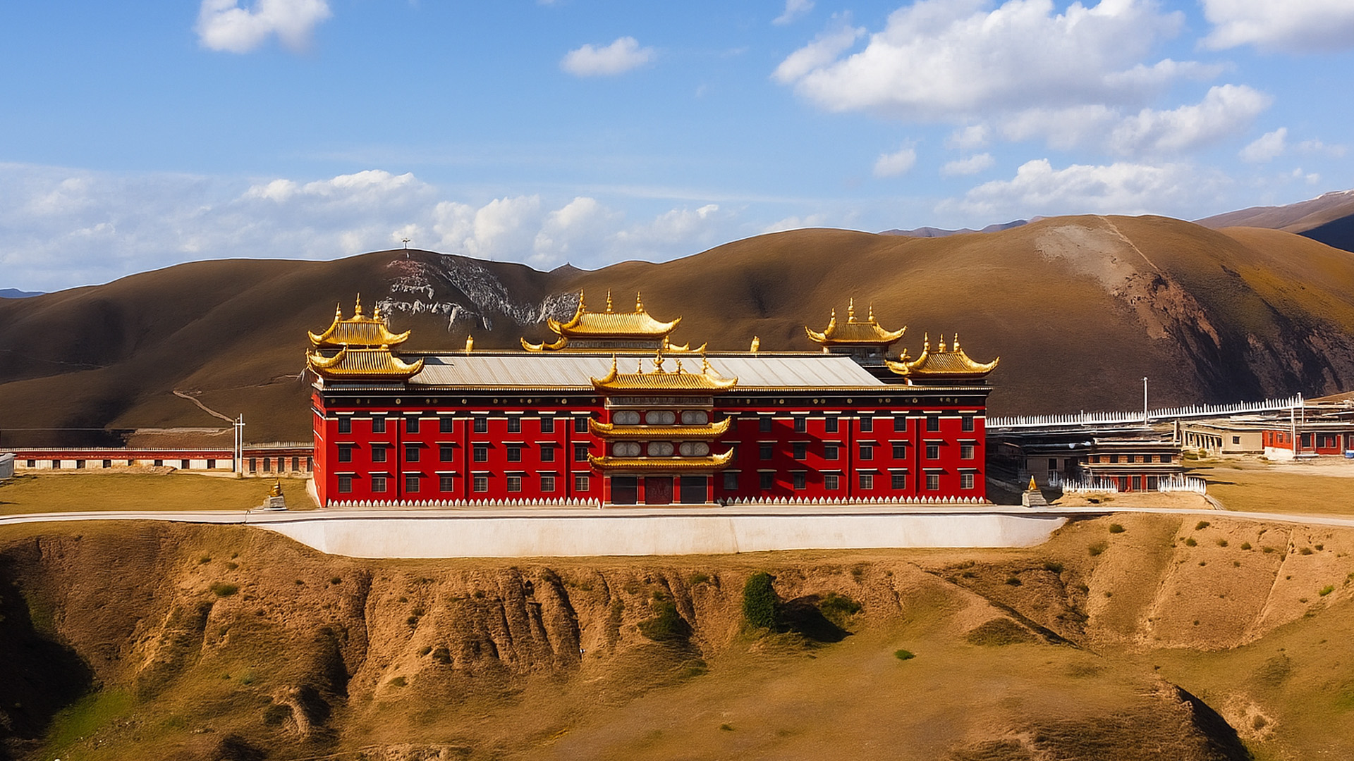 Un tempio tra le colline tibetane