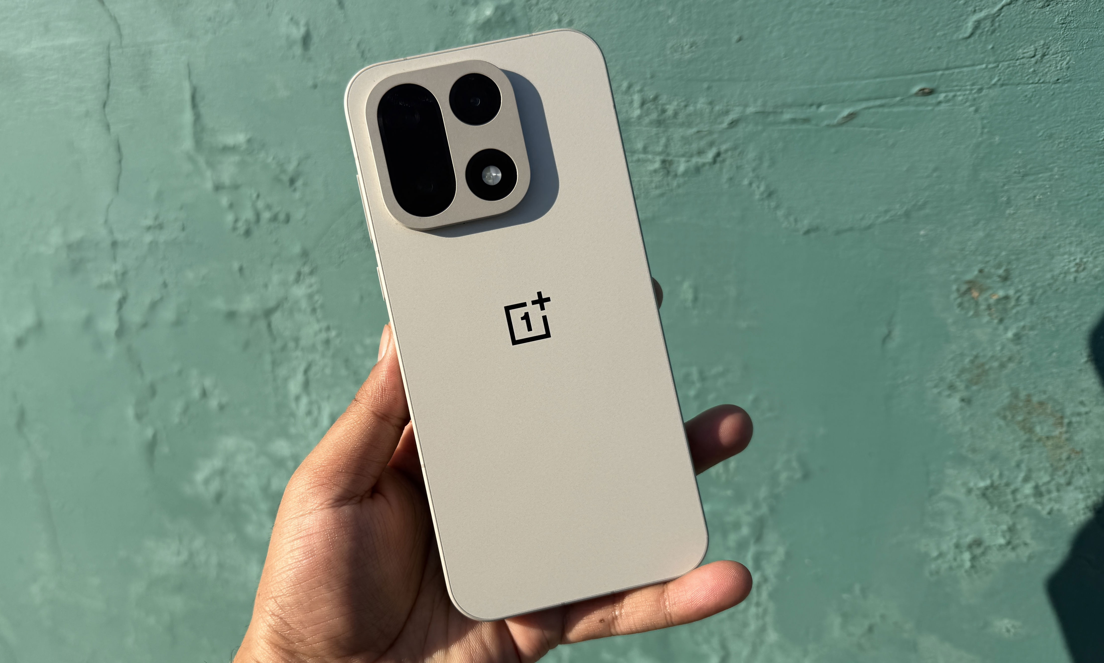 I spent a week with OxygenOS 16 on OnePlus 15, and it made my iPhone ...