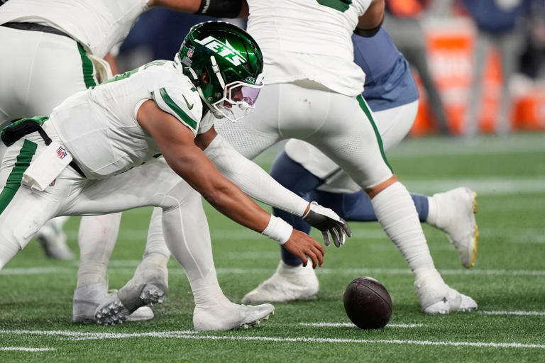 New York Jets bench struggling quarterback Justin Fields for Tyrod ...
