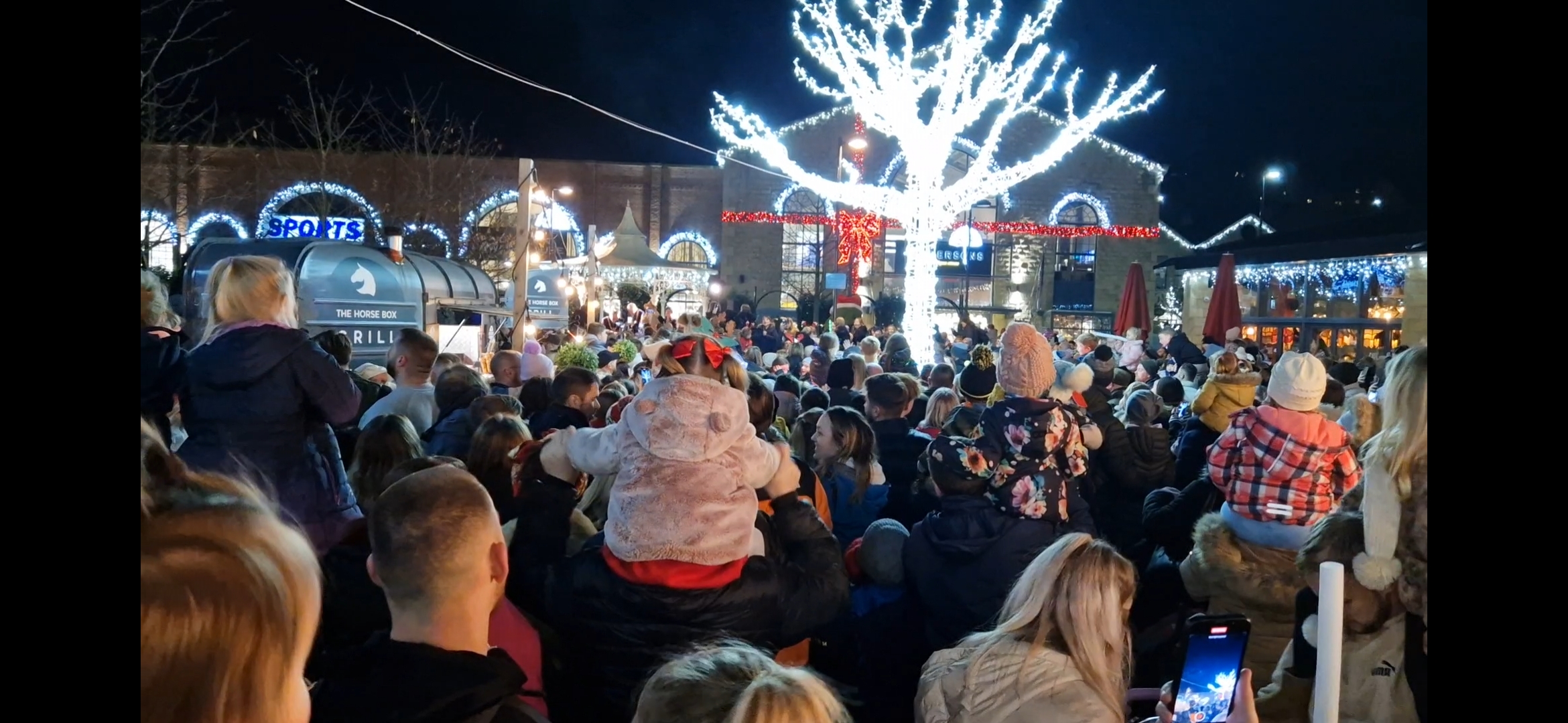Fox Valley Stocksbridge: Rain hits plans for popular Christmas lights ...