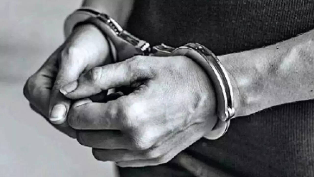 Mumbai: Man arrested for stealing jewellery, cash from BEST bus commuter