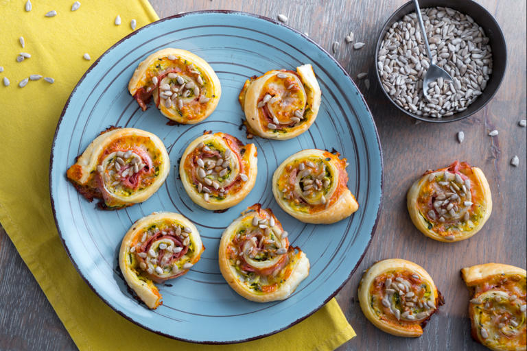 Puff pastry swirls with zucchini and ham