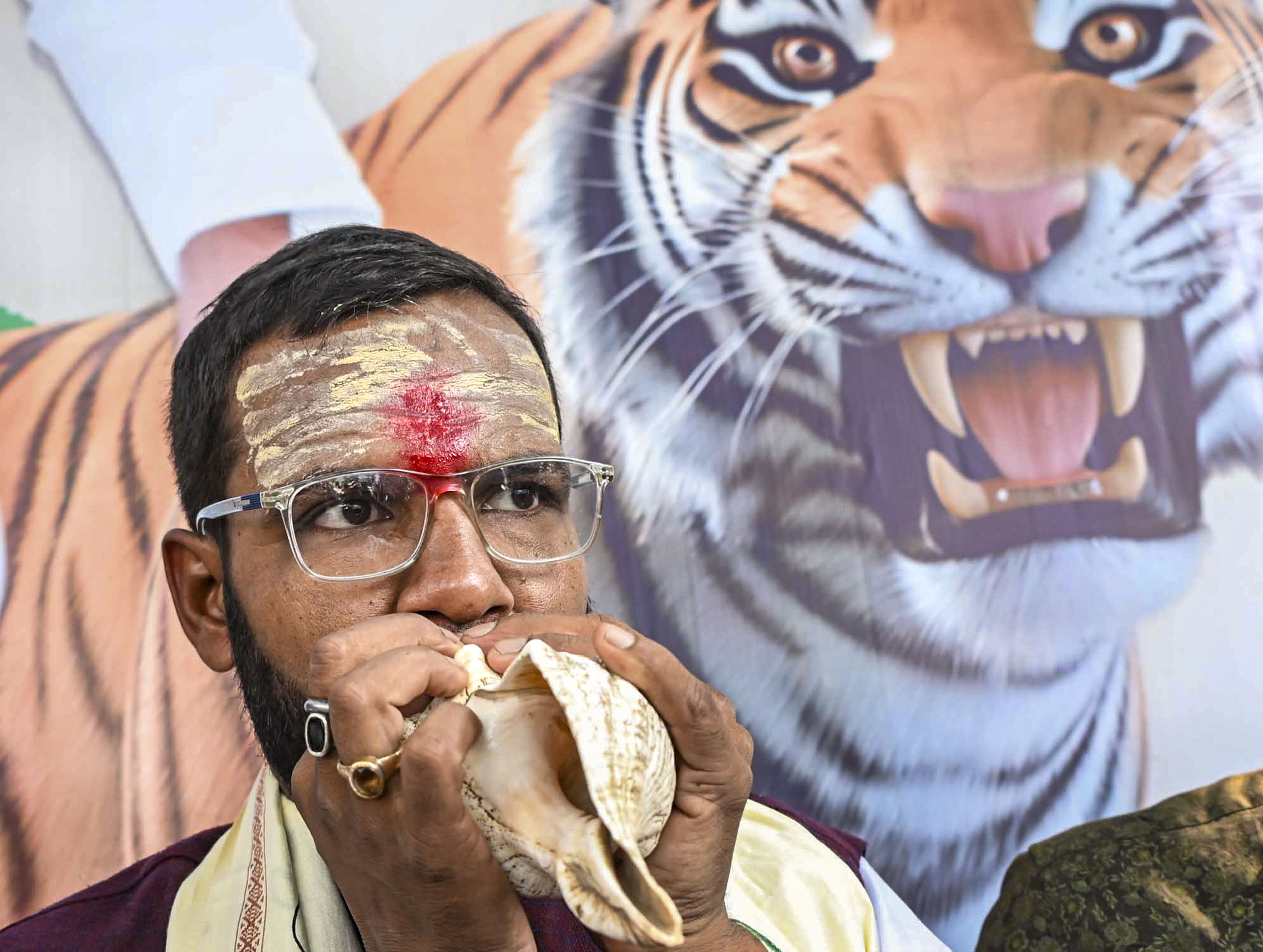 'Tiger abhi zinda hai', 'Bihar mein ek star': Nitish posters dominate ...
