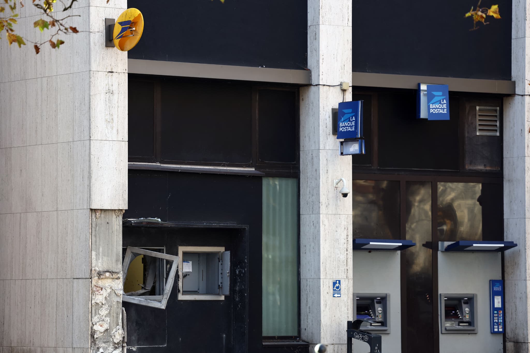 "Ils ont fait ça pour rien?": le sac volé par les braqueurs d'un ...