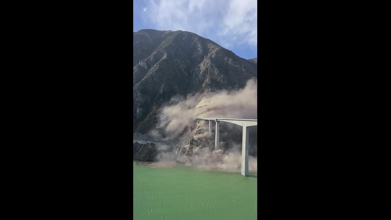 Landslide causes partial collapse of Hongqi Bridge in Sichuan, China